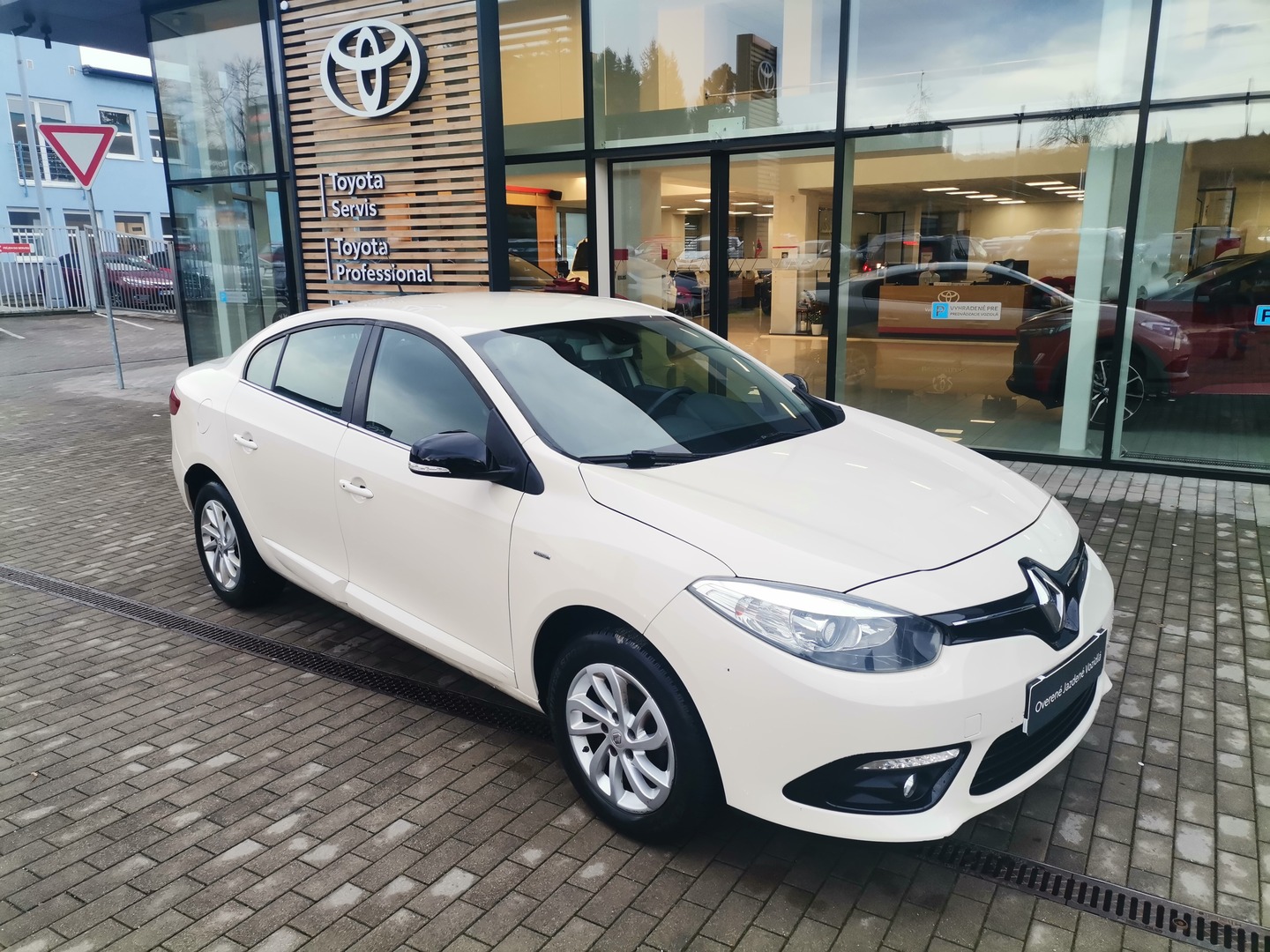 Ponuka vozidla Renault Fluence 1.6 Benzín 2015 4 999 € s DPH Toyota ...